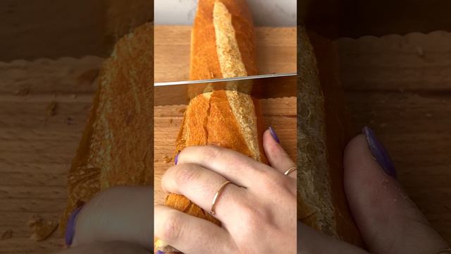 Камамбер с грушами и орехами