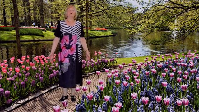 Песня " Сад души моей" поёт Галина  сливко.