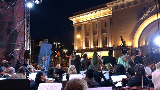 Дню Петербурга - «Музыка Дворцового моста». Песня "Над Россиею небо синее, небо синее над Невой..."