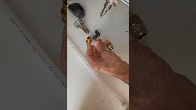 Как правильно выполнить опрессовку трубы из сшитого полиэтилена. #водоснабжение #отопления #uponor