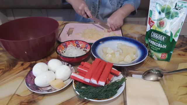 Салат  "Палки краба в ананасах"