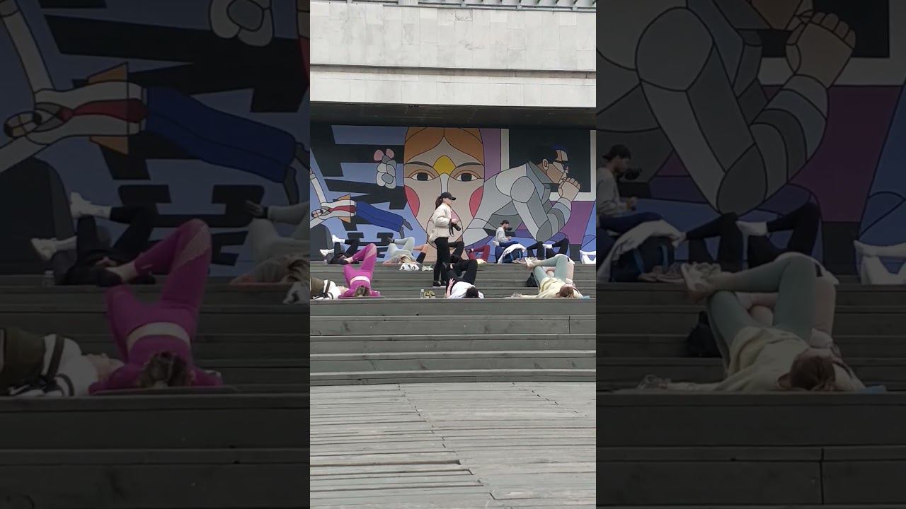 2023.05.14 Москва. Парк Музеон.  На спортивной разминке только девушки!