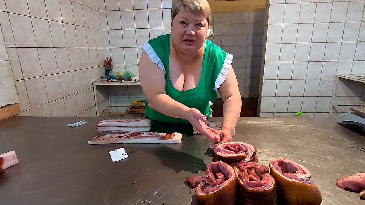 Рынок ЛНР: ЭТО МЯСО ЕДЯТ В ЛУГАНСКЕ. Зарплаты и цены на овощи, фрукты, сыры и одежду.