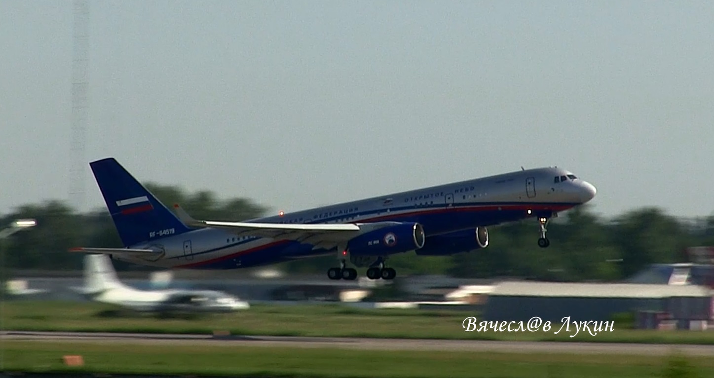 Птицы атакуют на исполнительном Ту-214ОН RA-64519