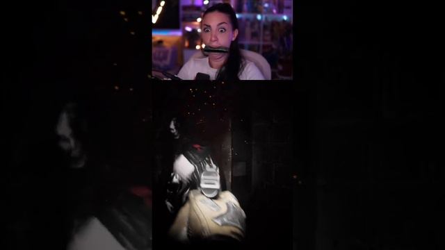 Девушка с губной гармошкой играет в скример