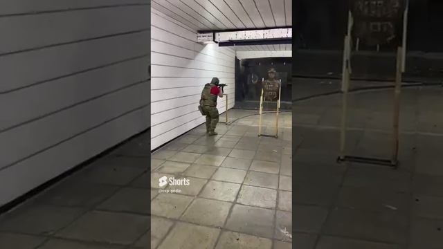 Тренировка специалиста. Упражнение с длинным и коротким стволами на разных дистанциях в движении.