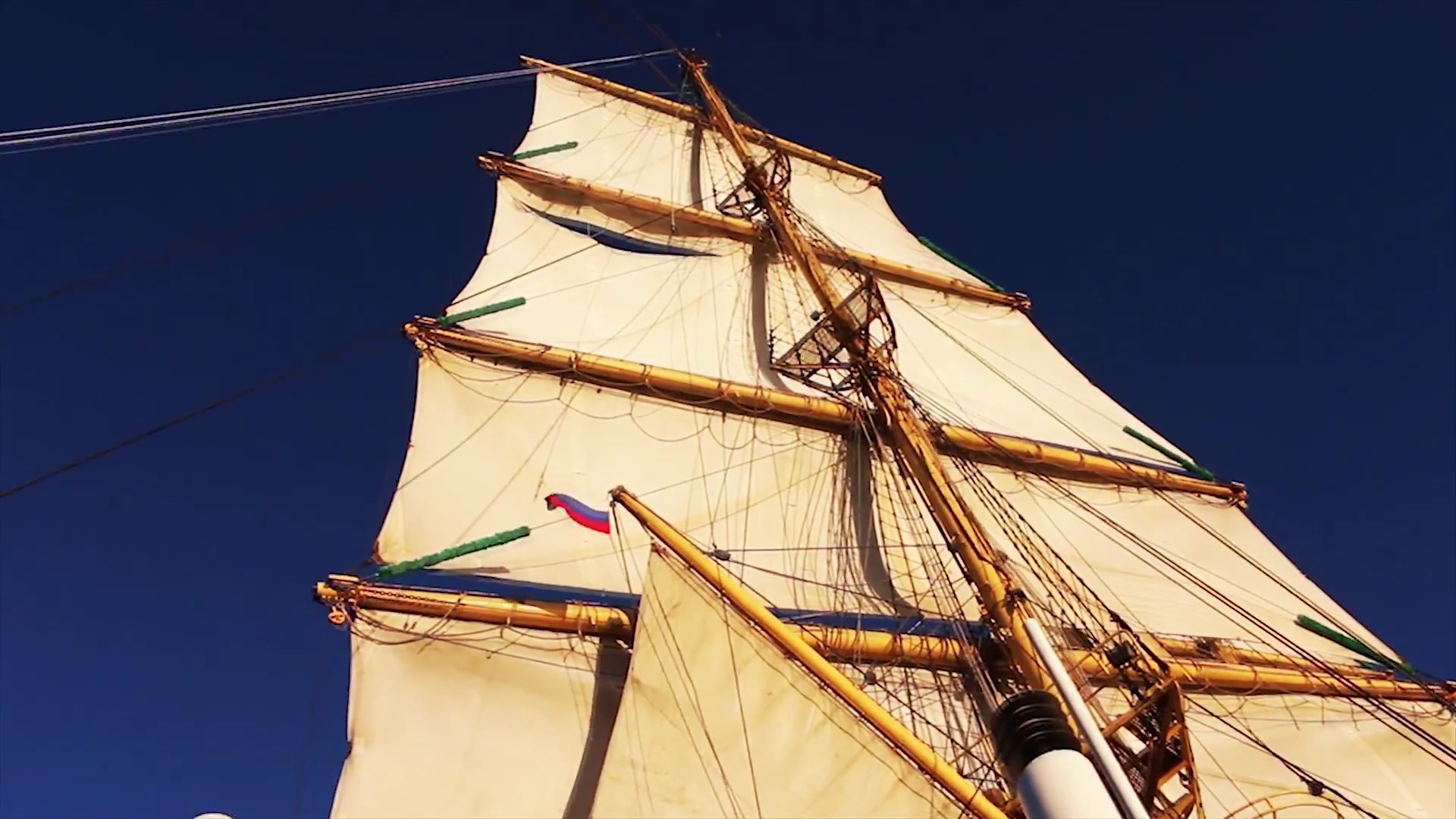 Задорная песня на паруснике _Мир_.mp4