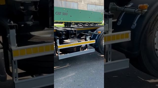 Универсальный полуприцеп контейнеровоз с отдельно вынесенной осью