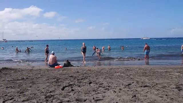 На пляже г. Коста Адехе. о. Тенерифе. Канары.