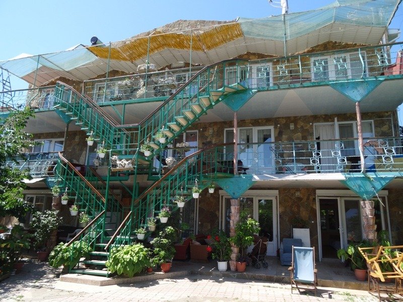 Жилье в центре Коктебеля посуточно. Отдых в частном секторе Коктебеля. «Шершнева, 15-а» ГОСТЕВОЙ ДОМ