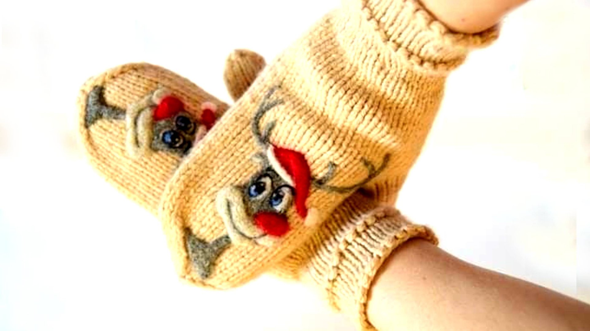 Варежки  ручной вязки "Рождественские олени" с рисунком из шерсти