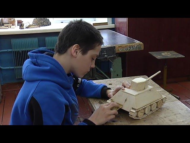 Корниловский школьник построил дом без единого гвоздя