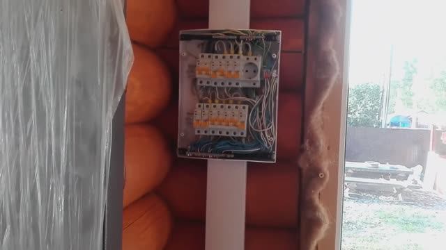 Сборка щитка в доме из оцилиндрованного бревна