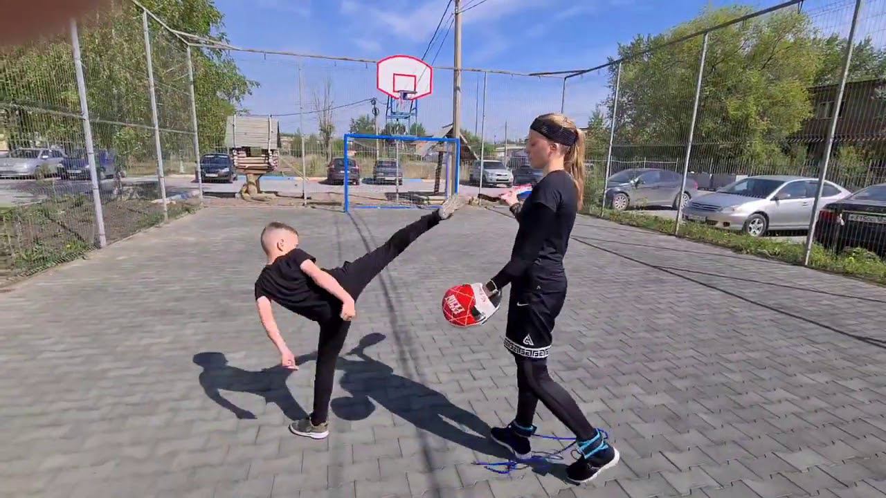 Отработка обманных движений от передней руки и ударов в ракетку