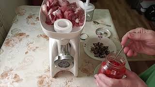 Фарш на пельмени и котлеты в вакуумной емкости.