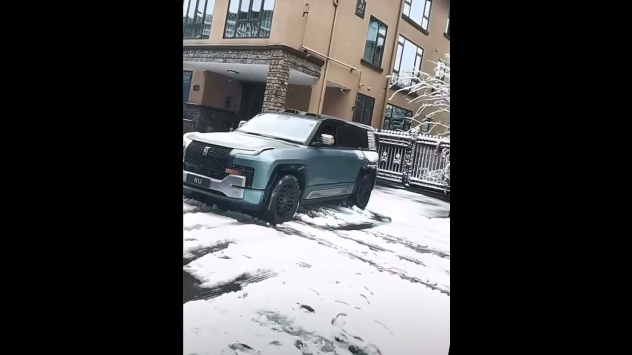 Разворот на месте BYD U8