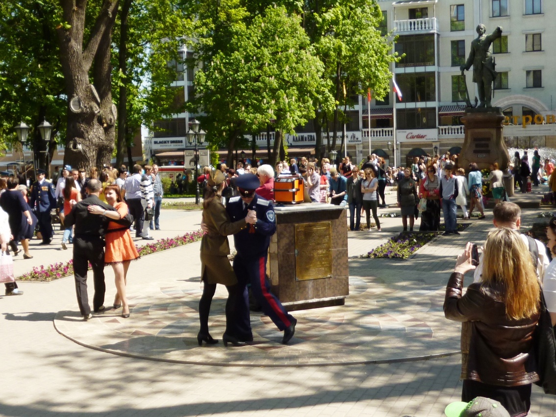 Танго у памятника Петру I (Воронеж, День Победы)