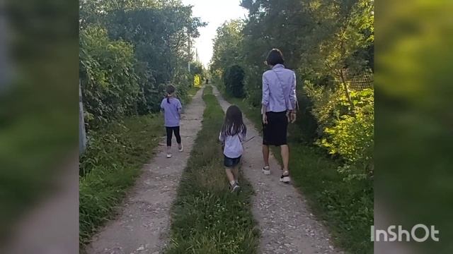 Стильные дачники идут с дачи домой.