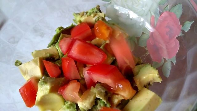 Легкий салат из авокадо.