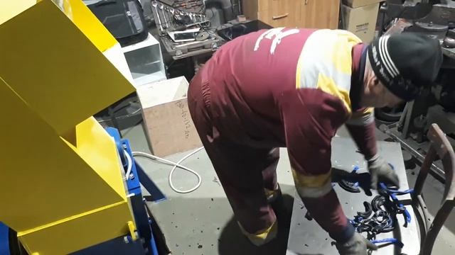 Дробилка дробление литников  брака гофрированной трубы МИГ-300.mp4