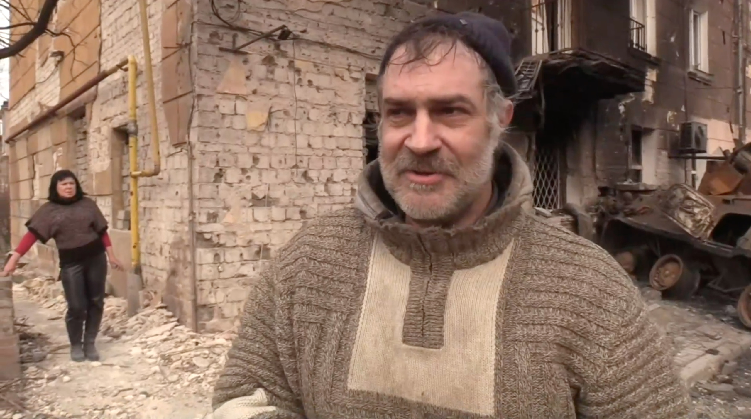 Житель Мариуполя показал свою разрушенную квартиру