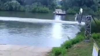 Лодка на огромной скорости врезалась в заграждение