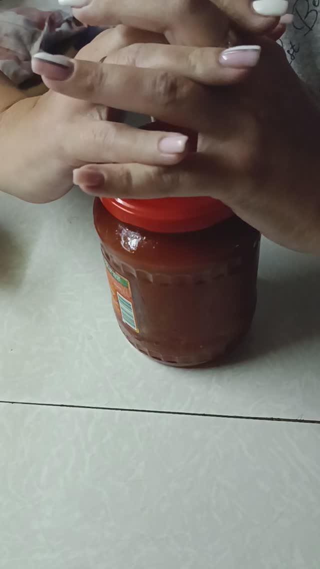 Проверка лайфхака. Как легко открыть винтовую крышку руками и доп средства не нужны.