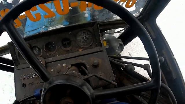 МТЗ разгребает ближайшие деревни.mp4