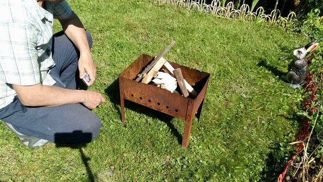 Приехали на дачу. Разожгли мангал - будем коптить свиную грудинку в коптильне