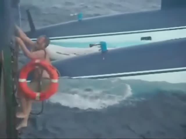 Спасательные операции - Спасение с перевернувшегося катамарана