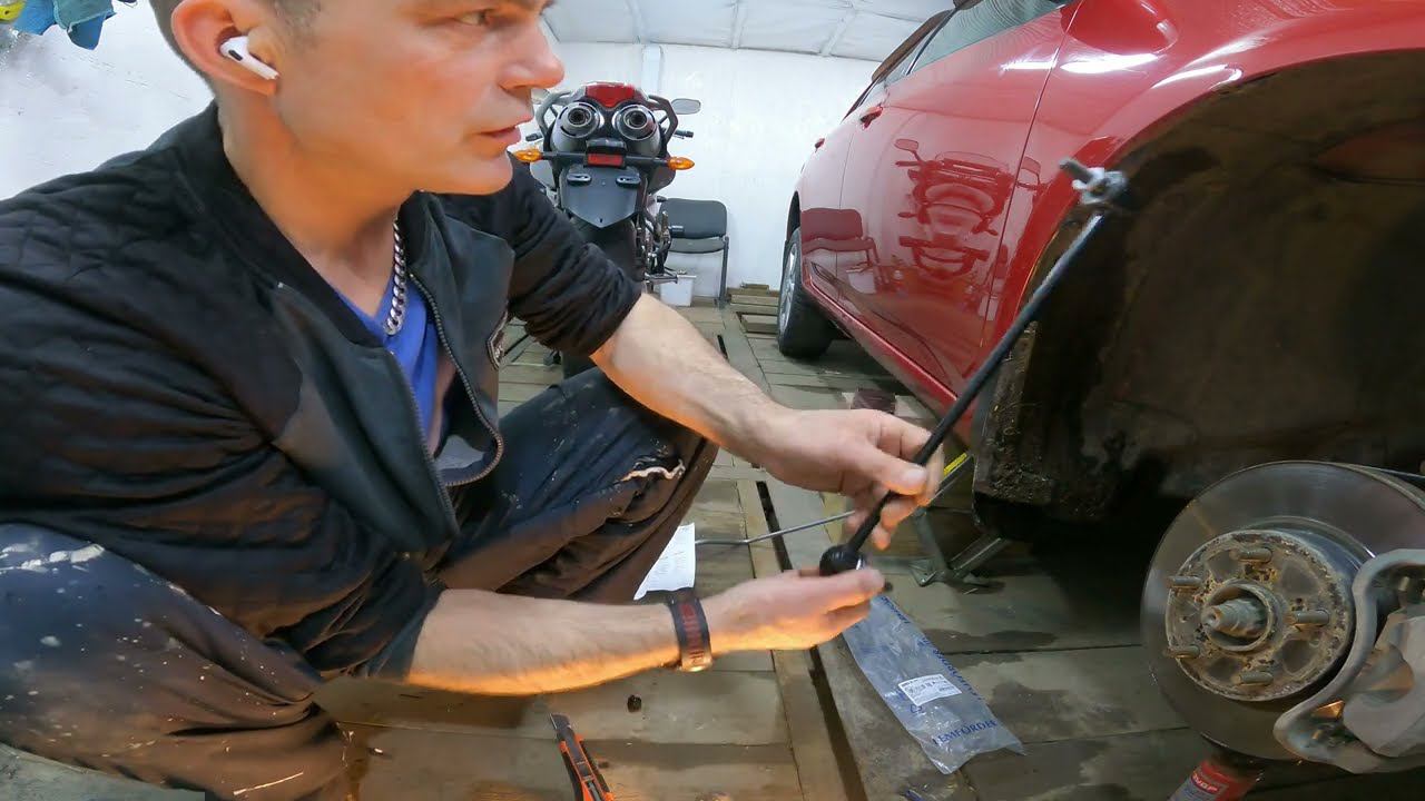 Замена стойки стабилизатора на TOYOTA COROLLA 150.