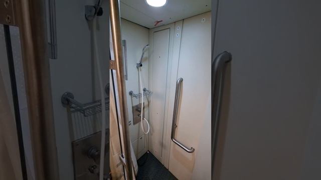 В каждом вагоне поезда 104 Москва-Адлер есть 2 отлично оборудованных туалета и душ