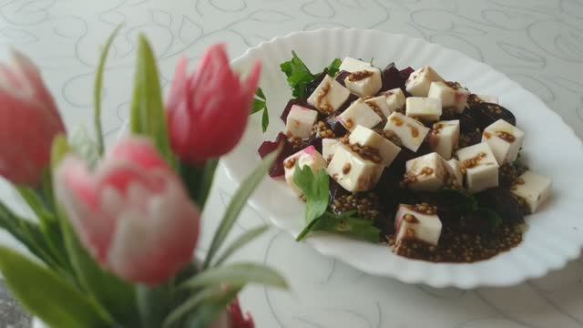 Беру свеклу и плавленный сырок, готовлю вкусный салат на скорую руку. Секрет вкуса в заправке