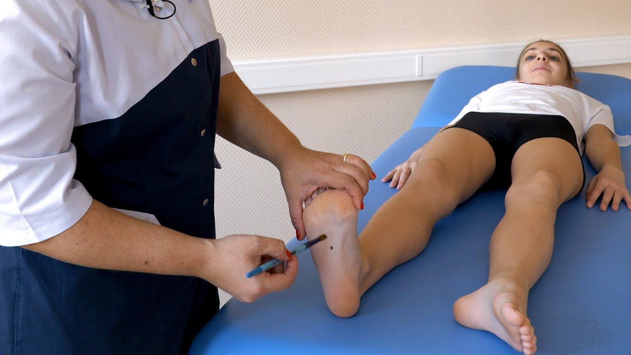 Комплексы ЛФК. Упражнение для стоп с кисточкой