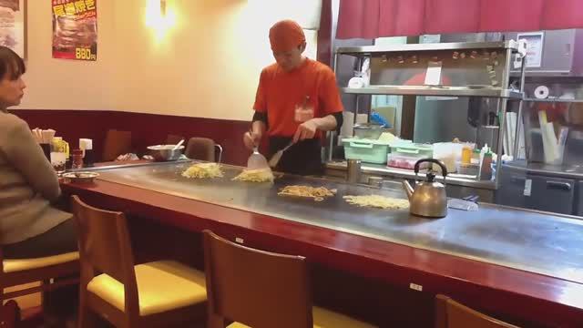 Япония. Как готовят окономияки в Хиросиме.