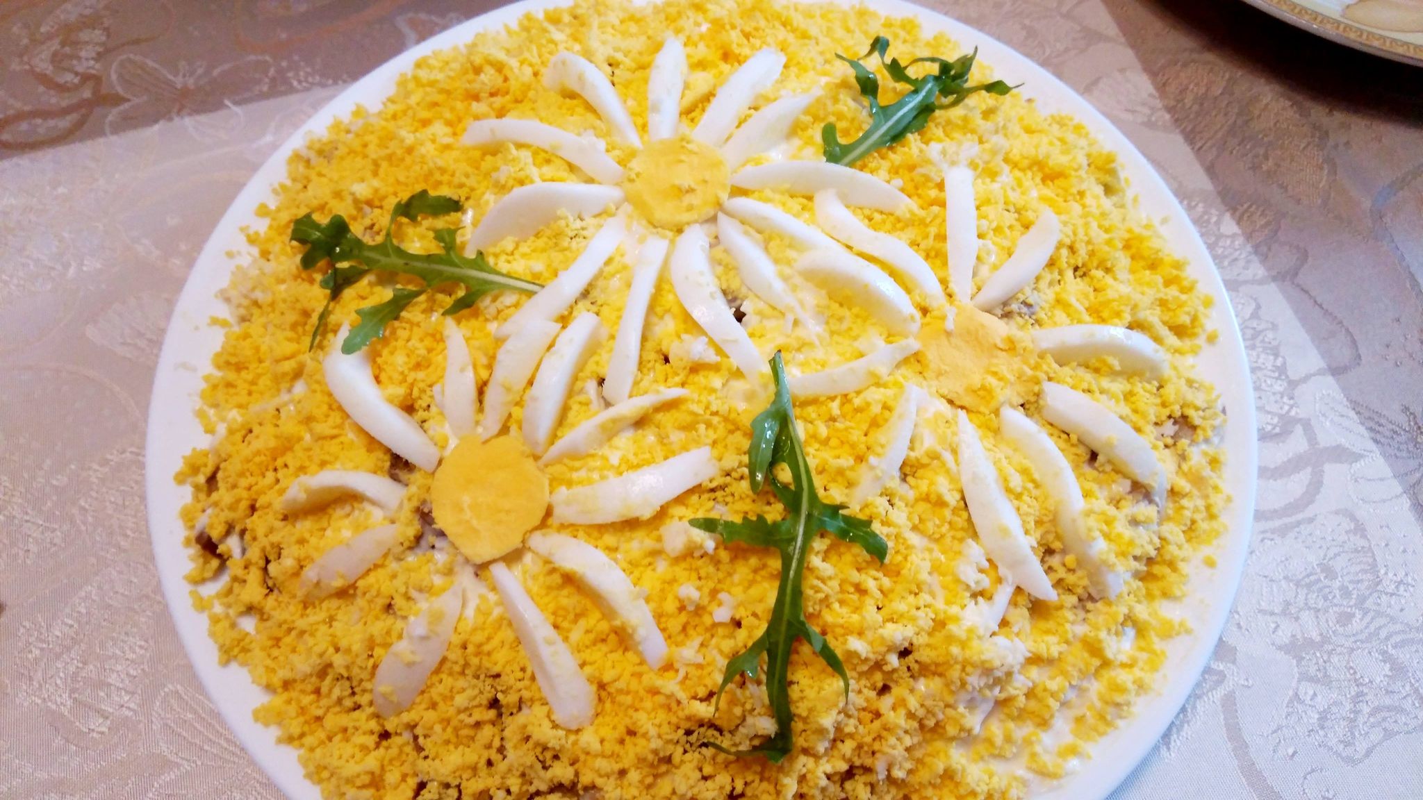 Салат Ромашковое Поле. Праздничный салат. Салат с курицей и грибами.