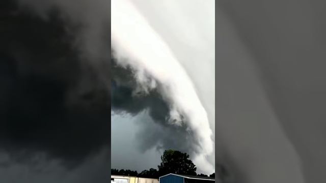 Надвигается огромный шторм.