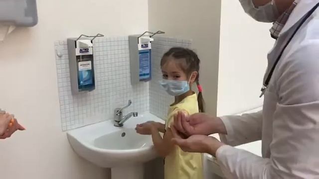 Обучение детей применению кожным антисептиком (ДГП№49)