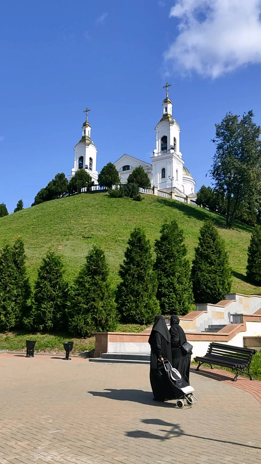 Гармоничная Симфония Церковных Колоколов и Две Монашки.