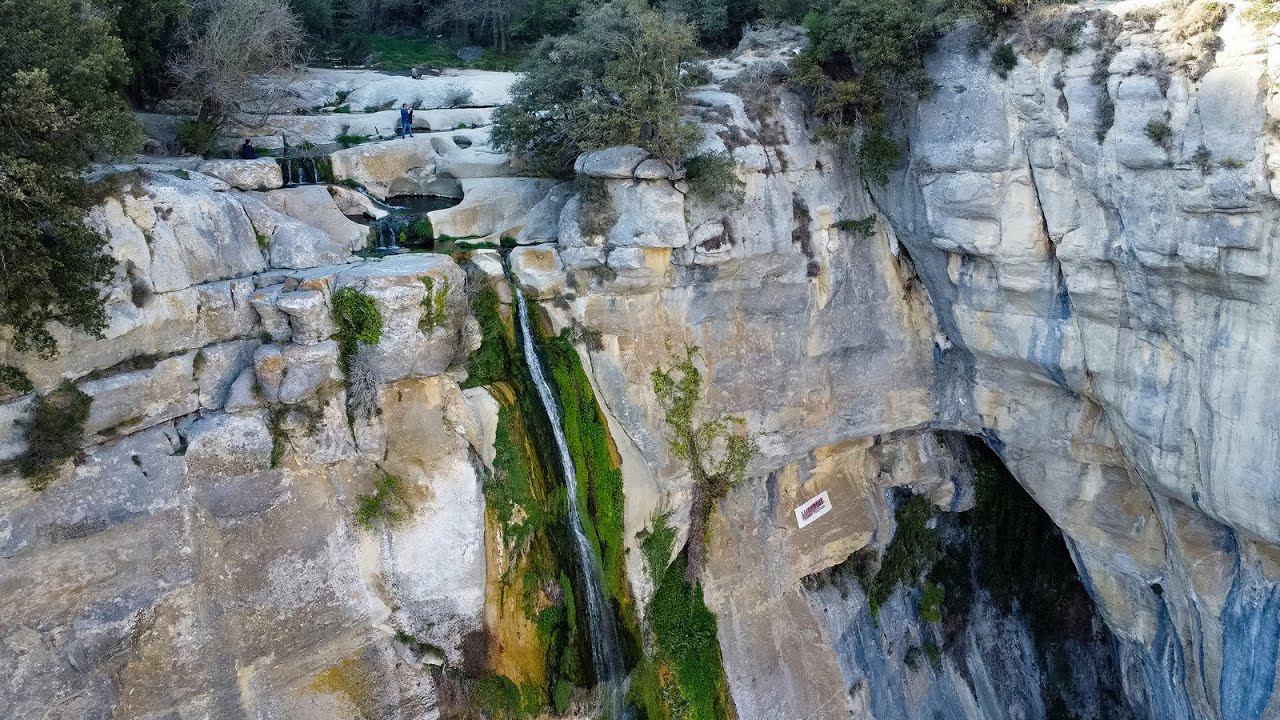 Вид на водопад Salt de Sallent, Рупит, 9 апреля 2023.