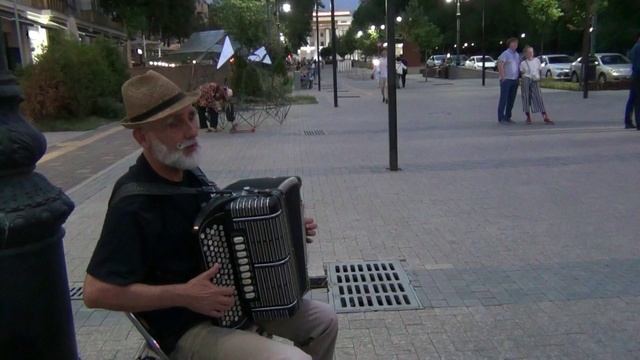 Баянист в Алма-Ате на местном Арбате