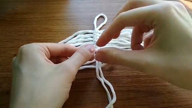 Как сделать листочки (перья) в технике макраме Мастер-класс_[360p].mp4