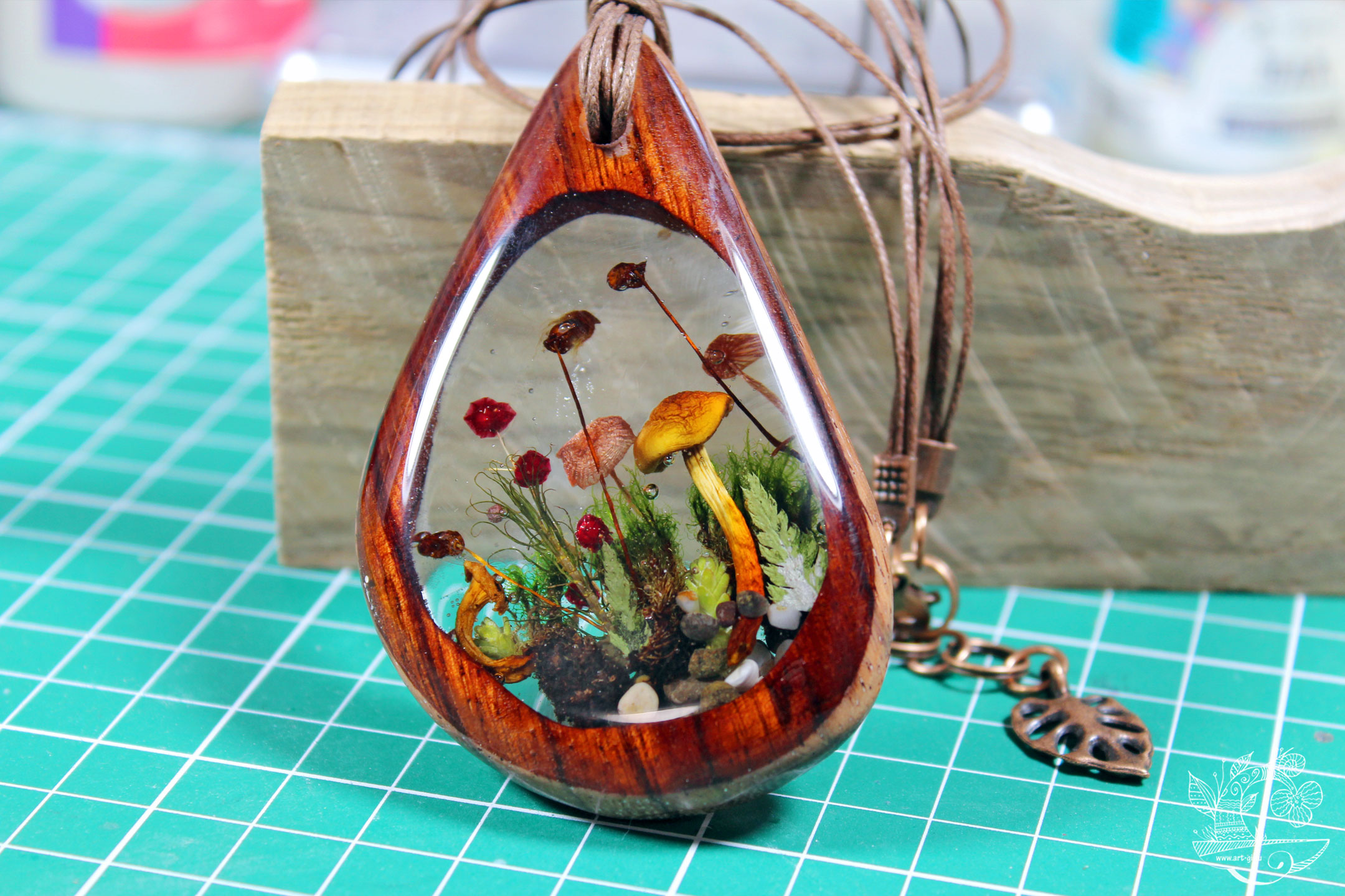 Кулон «Дерево, смола и небольшой мир в смоле»