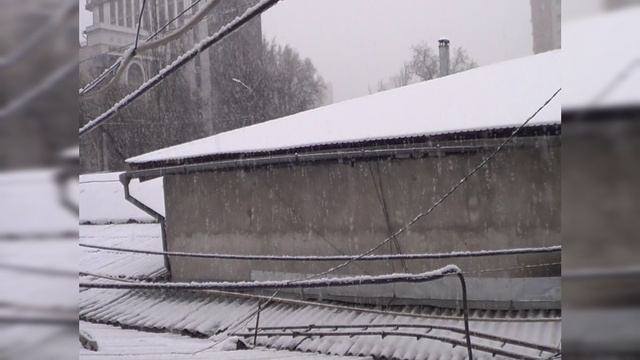 Без звука! Снегопад на крыше дома. Расслабляться