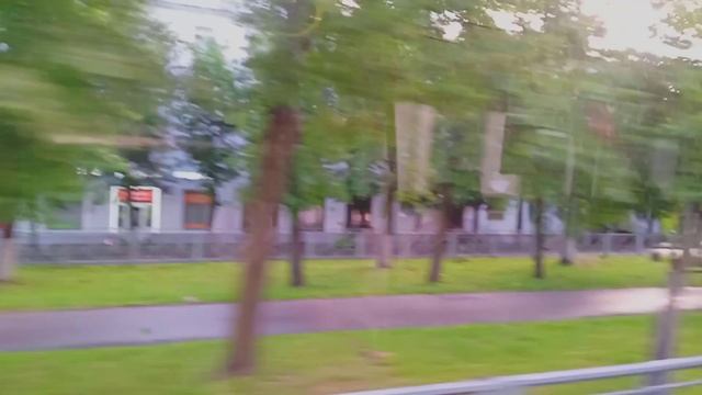 Улицы Великого Новгорода из окна автобуса при поездке утром на работу