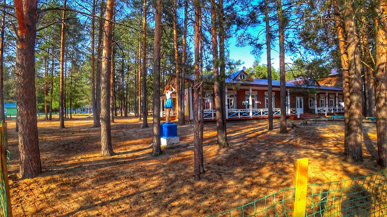 Не узнал это манекен или все-таки девушка на тропе сказок в Великом устюге.MP4