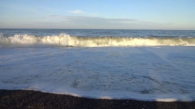 6) Небольшой шторм на пляже 'Чайка'' Адлерского района города Сочи.mp4
