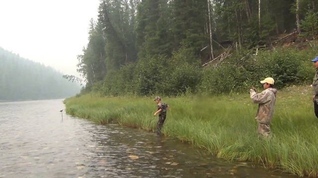 5 серия Ловля  Тайменя на Спиннинг на Мышь  Приучаем детей к Тайге Удочка Поплавок Тайга Лендаха