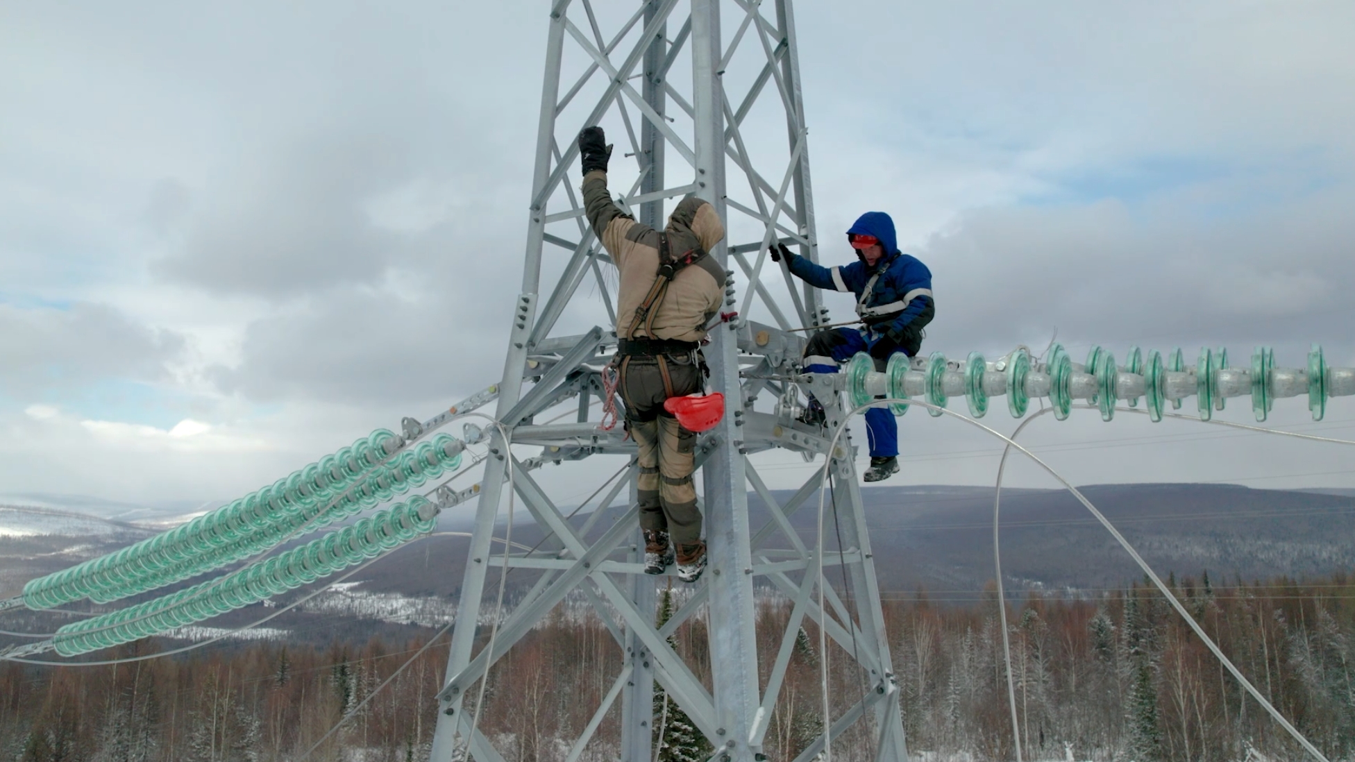 Подъем и закрепление натяжных гирлянд изоляторов на анкерно-угловой опоре У500н-1.С8