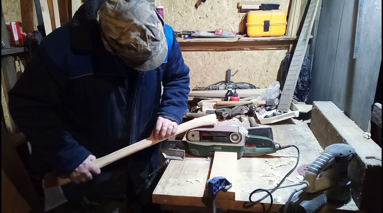 Довожу до ума колун. Изготовление и насадка топорища. Заточка..mp4